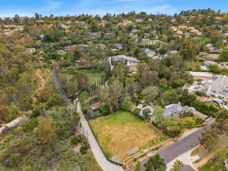 Secluded 5-Acre Luxury Compound & Vacant Buildable Lot - Paramount ...